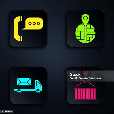 크레인에 컨테이너를 설정하고 말풍선 채팅이 있는 전화 트럭 및 장소 표시자를 지도 용지에 원근법으로 설정합니다 블랙 스퀘어 버튼