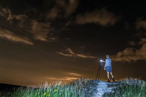 남자 사진 작가 높은 언덕에 밤 풍경의 사진을 걸립니다 밤에 삼각대에 카메라입니다 거리에 대한 스톡 사진 및 기타 이미지