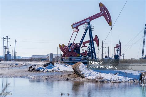 산업용 오일 펌프 잭 은 유전의 시추 장비와 화석 연료 에너지에 대한 원유 작업 및 펌핑 0명에 대한 스톡 사진 및 기타 이미지 0명 금융 기계 부분 Istock