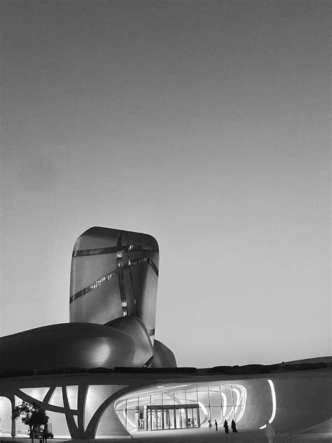 가벼운 거리 장면 건물 공공 장소 구조 그림자 기술 기하학 다란 도시 풍경 도시의 동부 지방 디자인 랜드마크 문화 센터 문화적 랜드마크 미니멀