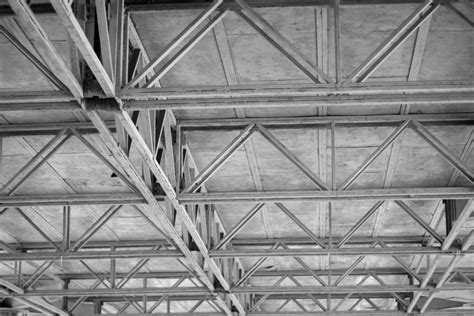 무료 이미지 검정색과 흰색 건축물 구조 목재 화이트 빔 천장 선 금속 정면 단색화 디자인 대칭 구성 모양 코팅 흑백 사진 3888x2592