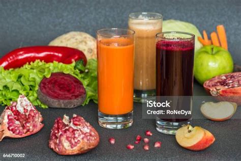 다른 신선한 주스의 유리 3입니다 회색 나무 배경에 사탕 무 우 당근 사과 주스 0명에 대한 스톡 사진 및 기타 이미지 0명 건강한 식생활 과일 Istock