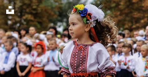 낮 동안 회색 콘크리트 바닥에 서 있는 빨간색과 흰색 드레스를 입은 소녀 사진 Unsplash의 무료 소녀 이미지