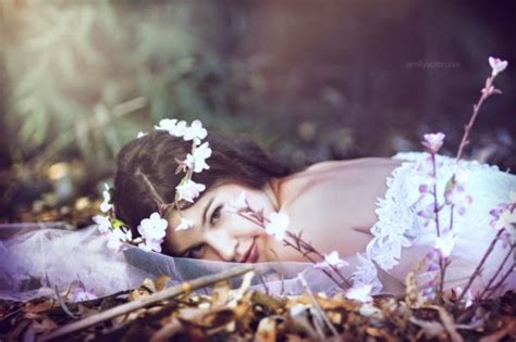 ყვავილების გვირგვინით მორთული 20 ულამაზესი გოგონას ფოტო