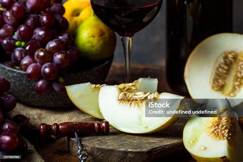 의자에 레드 와인 포도와 코르크 의자 병과 유리 멜론 멜론 조각 핑크 포도 배 음식의 정물 어두운 음식 사진 가을 컨셉 알코올