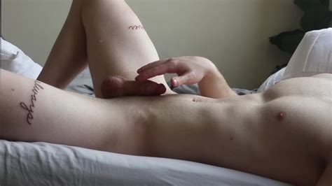 Teen Se Branle Et Se Doigte Le Cul Gémit éjaculation Massive