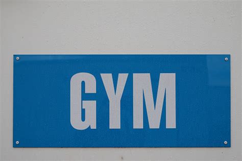 광업 및 건설 산업에서 사용되는 모듈식 운송 가능 임시 건물의 외부에 있는 젖은 체육관 표지판 공간 복사 건강한 생활방식에 대한 스톡 사진 및 기타 이미지 Istock