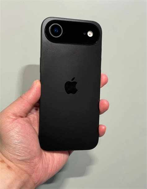 あなたの手の中で黒がいかに素晴らしいか見てください Iphone 17 Air Letem Svetem Applem