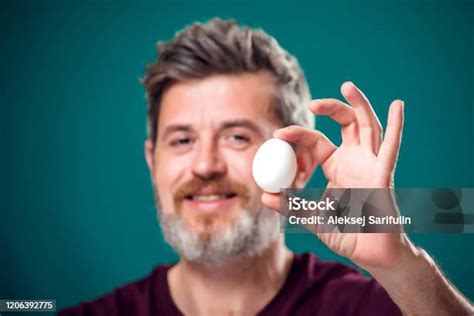 손에 달걀을 들고 수염을 기고한 남자의 초상화 사람과 음식 개념 남자에 대한 스톡 사진 및 기타 이미지 남자 건강한 식생활 노랑 Istock