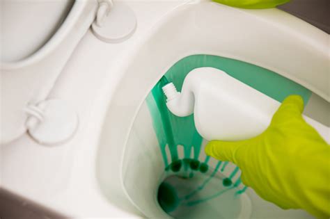 고무 보호 장갑 청소 및 세척 브러시와 청소의 병 화장실에에서 남자 손에 에이전트 가사 집안일에 대한 스톡 사진 및 기타 이미지 가사 집안일 가정 생활 걸레 Istock