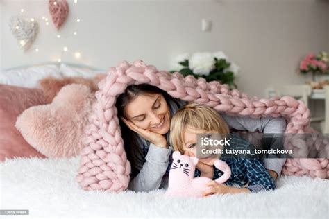 아름다운 금발소년과 어머니 침대에 누워 담요 밑에 숨어 가족 시간을 즐기는 2명에 대한 스톡 사진 및 기타 이미지 2명 가족 갈색 Istock