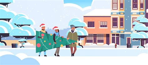 메리 크리스마스 해피 새해 축하 축하 개념 믹스 레이스 친구를 입고 산타 모자 눈 덮인 도시 거리 도시 경관 배경 수평 전체 길이를 준비하는 전나무 나무를 들고있는 사람들