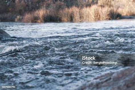 Aliran Sungai Gunung Yang Kasar Alam Berwarnawarni Lingkungan Luar