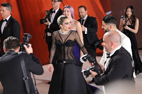 Watch Lady Gaga Help A Photographer On The Oscars Red Carpet Flipboard