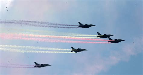 푸른 하늘 가르는 우리군 전투기