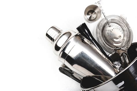 칵테일을 만들기 위한 스틸 바 도구 및 액세서리 셰이커 지거 스트레이너 숟가락 집게 진흙 투성이 알코올 음료 및 음료 준비 개념 흰색 배경 상단 보기 복사 공간 0명에 대한