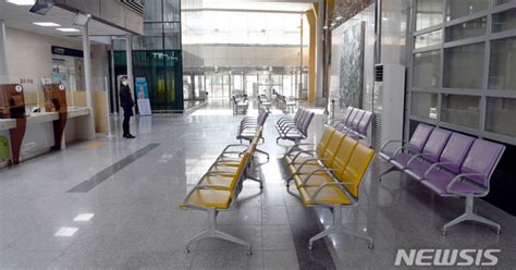 구급차 사이렌 소리 많이 줄어 대형병원 문 닫아 불안