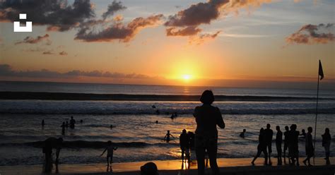 일몰 동안 해변에 있는 사람들의 실루엣 사진 Unsplash의 무료 스미냑 비치 이미지