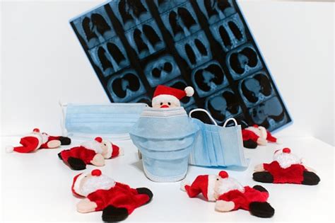 바이러스 백신 보호 의료 마스크 뒤에 숨어 재미 산타 클로스 장난감 엑스레이 이미지에 대한 스톡 사진 및 기타 이미지 엑스레이 이미지 크리스마스 0명 Istock