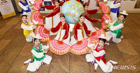 리틀엔젤스예술단 창단 60주년 맞아 천사들의 비상 공연