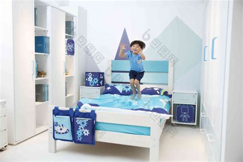 可爱的小男孩在床上玩耍图片 包图网企业站