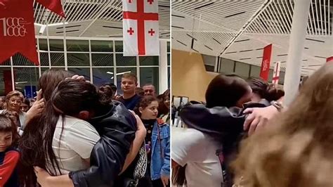 ვიდეო შვილის ქორწილისთვის წლების შემდეგ დაბრუნებული ემიგრანტი დედა კადრები რომელსაც