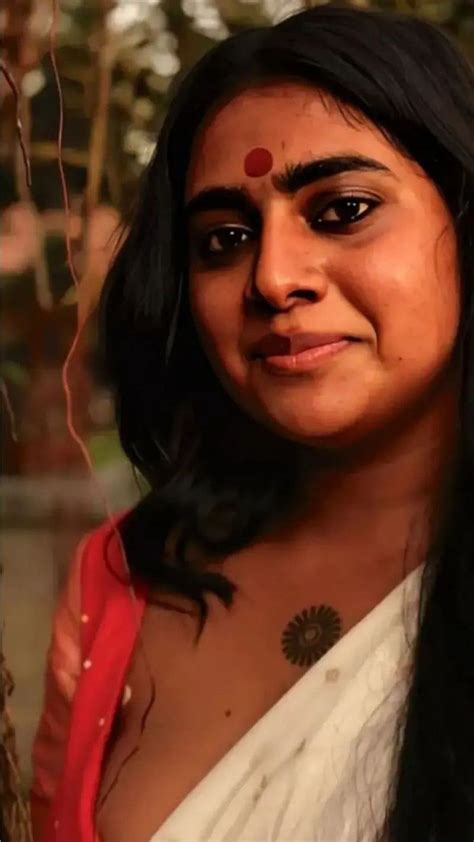 nimisha suresh in saree navel