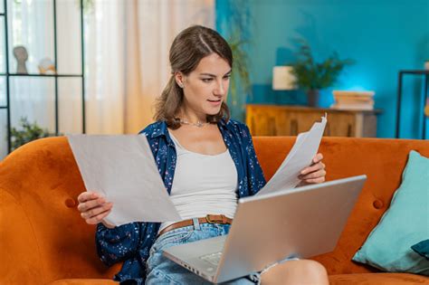 여성 프리랜서 회계사 재무 문서 작업 차트 그래프 보고서 세금 계산 25 29세에 대한 스톡 사진 및 기타 이미지 25 29세 가계 가정 생활 Istock