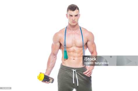 로프를 건너 뛰는 근육 질의 남자 흰색 배경에 고립 된 목 위에 물을 마시는 밧줄을 점프하는 근육 질의 젊은 남자의 초상화 강한 운동 남자 그의 완벽한 몸을 보여주는