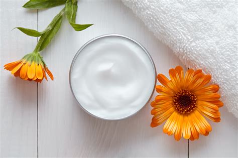 금송화 스킨케어 천연 유기농 모이스처라이저를 곁들인 허브 화장품 여드름 크림 야쿠르트에 대한 스톡 사진 및 기타 이미지