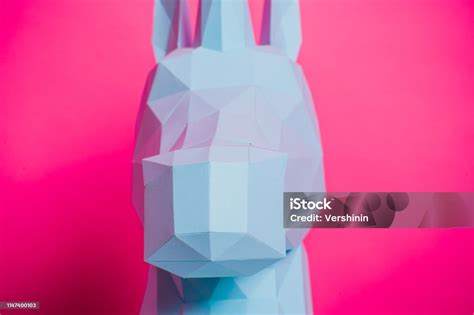 분홍색 배경에 왼쪽 수평 3d 종이 유니콘 종이 접기 장난감 종이 접기 페가수스 0명에 대한 스톡 사진 및 기타 이미지 0명 개념 공예 Istock