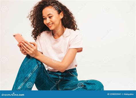 Bella Joven Posando En El Estudio Imagen De Archivo Imagen De Estilo Elegancia 259033941