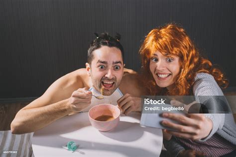 그의 어머니와 함께 한 Selfie를 복용 하는 아기로 분 장 하는 성인 아이에 대한 스톡 사진 및 기타 이미지 아이 젖꼭지 2명 Istock