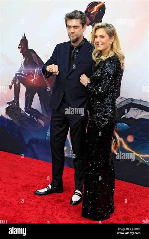 Andy Muschietti Mit Schwester Barbara Muschietti Bei Der Premiere Des