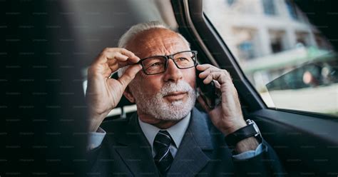 고급 자동차의 뒷좌석에 앉아있는 잘 생긴 고위 사업가 그는 스마트 폰을 사용하고 감정적으로 반응합니다 기업 비즈니스 개념의 교통 사진 Unsplash의 수염 이미지