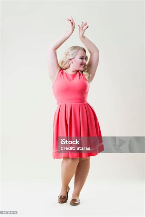 더하기 크기 패션 모델 여자 베이지색 배경에 과 체중 여성의 몸 과체중에 대한 스톡 사진 및 기타 이미지 과체중 드레스 여자 Istock