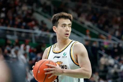 首笔交易完成，上海求购赵继伟失败，与江苏两大主力互换东家