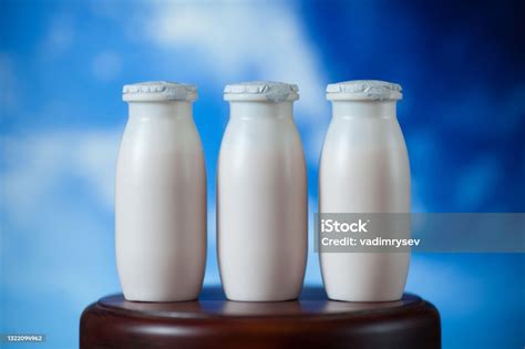 녹색 나무의 배경에 나무 테이블에 작은 플라스틱 병에 프로바이오틱스와 천연 액체 요구르트 건강관리와 의술에 대한 스톡 사진 및 기타 이미지 건강관리와 의술 건강한 생활