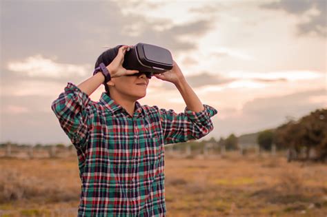 아름 다운 하늘 자연과 기술 개념에 가상 현실 헤드셋 현실 입고 타탄 셔츠 남자 게이머에 대한 스톡 사진 및 기타 이미지