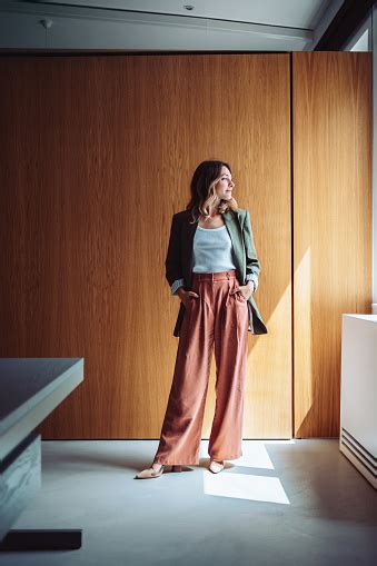 트렌디 한 복장을 입고 현대적인 사무실에서 포즈를 취하는 자신감 넘치는 사업가 인물 사진에 대한 스톡 사진 및 기타 이미지 인물 사진 여자 사무실 Istock