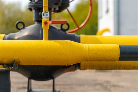 두 개의 검은 색과 노란색 가스 파이프가 큰 볼트로 연결됩니다 가스 제품 및 파이프 공급 업체를위한 배경 클로즈업 선택적 초점 0명에 대한 스톡 사진 및 기타 이미지