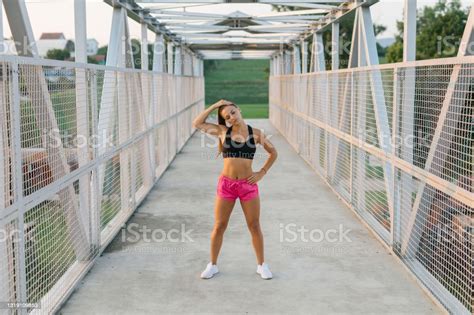 운동 하기 전에 야외에서 스트레칭 하는 젊은 운동 선수 여자 20 29세에 대한 스톡 사진 및 기타 이미지 20 29세 건강한 생활방식 결심 Istock