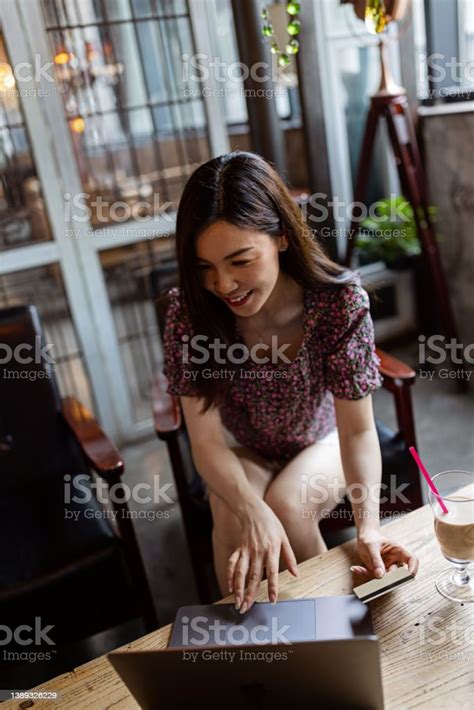 현대 카페에서 노트북을 사용하는 예쁜 젊은 아시아 비즈니스 여성 Brand Name Smart Phone에 대한 스톡 사진 및 기타 이미지 Brand Name Smart