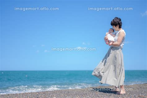 海と親子の写真素材 194978224 イメージマート
