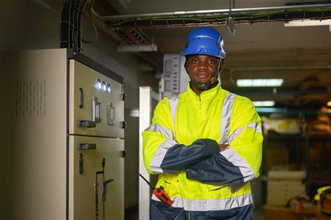 엔지니어링 기술자 전기실에 태양 전지판 인버터 설치 공장 지붕에 태양 전지를 설치하는 서비스 엔지니어 청정 에너지의 개념 및 25 29세에 대한 스톡 사진 및 기타 이미지