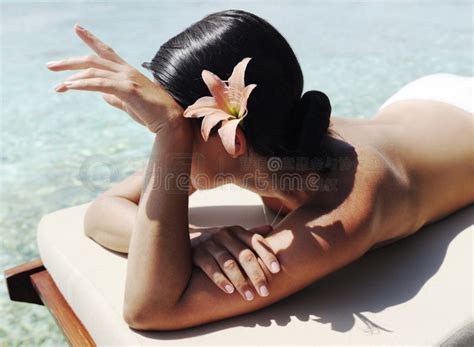 美女高清图片 洗日光浴的美女 洗日光浴的美女图片免费下载 5086917144 千图网pro