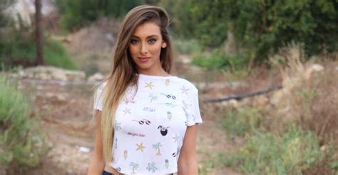 الحزن في حياة إنجي مراد وكيف أثر الفقد على عائلتها مجلة هي