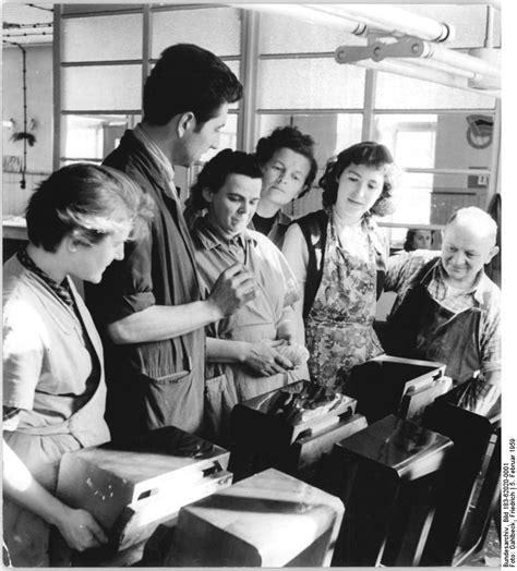 Gläserne Decke der DDR Industrie Sex und Gründe warum Frauen seltener Chefinnen