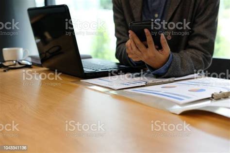 스마트 휴대 전화 직장에서 사용 하는 사업 사무실에서 일 시작 남자입니다 경영자에 대한 스톡 사진 및 기타 이미지 경영자 기업가 남성 Istock