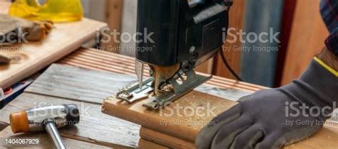 전기 퍼즐 목수 손은 전기 톱으로 나무를 잘라 건설 산업 작업 벤치 Diy에 대한 스톡 사진 및 기타 이미지 Diy 건설 기계류 건설 산업 Istock